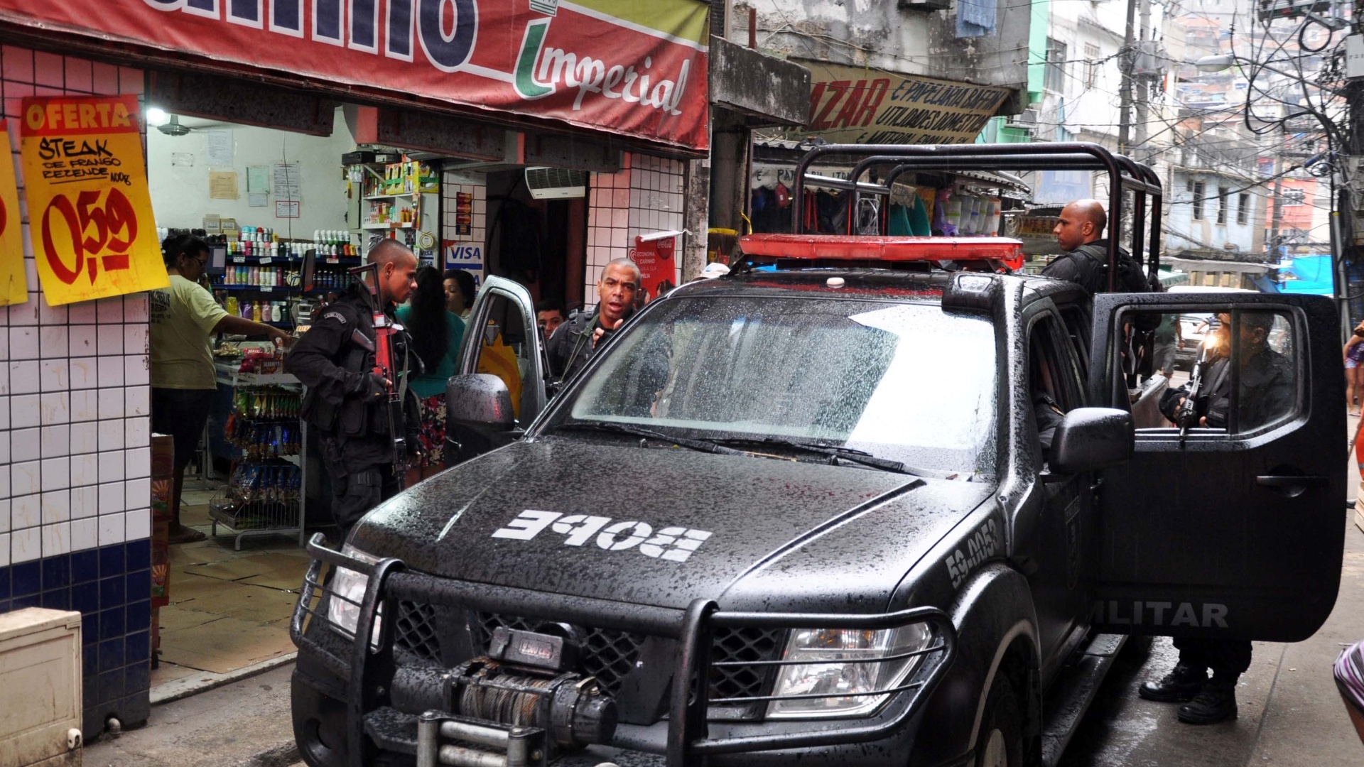 Polícia Militar ocupa favelas mais perigosas do Rio de Janeiro - 14/10 ...