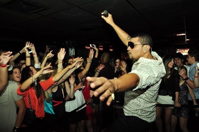 Fotos: MC Naldo apresenta o funk carioca em casa noturna de São Paulo ...