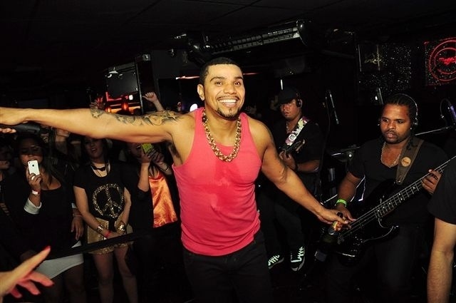 Fotos: MC Naldo apresenta o funk carioca em casa noturna de São Paulo ...