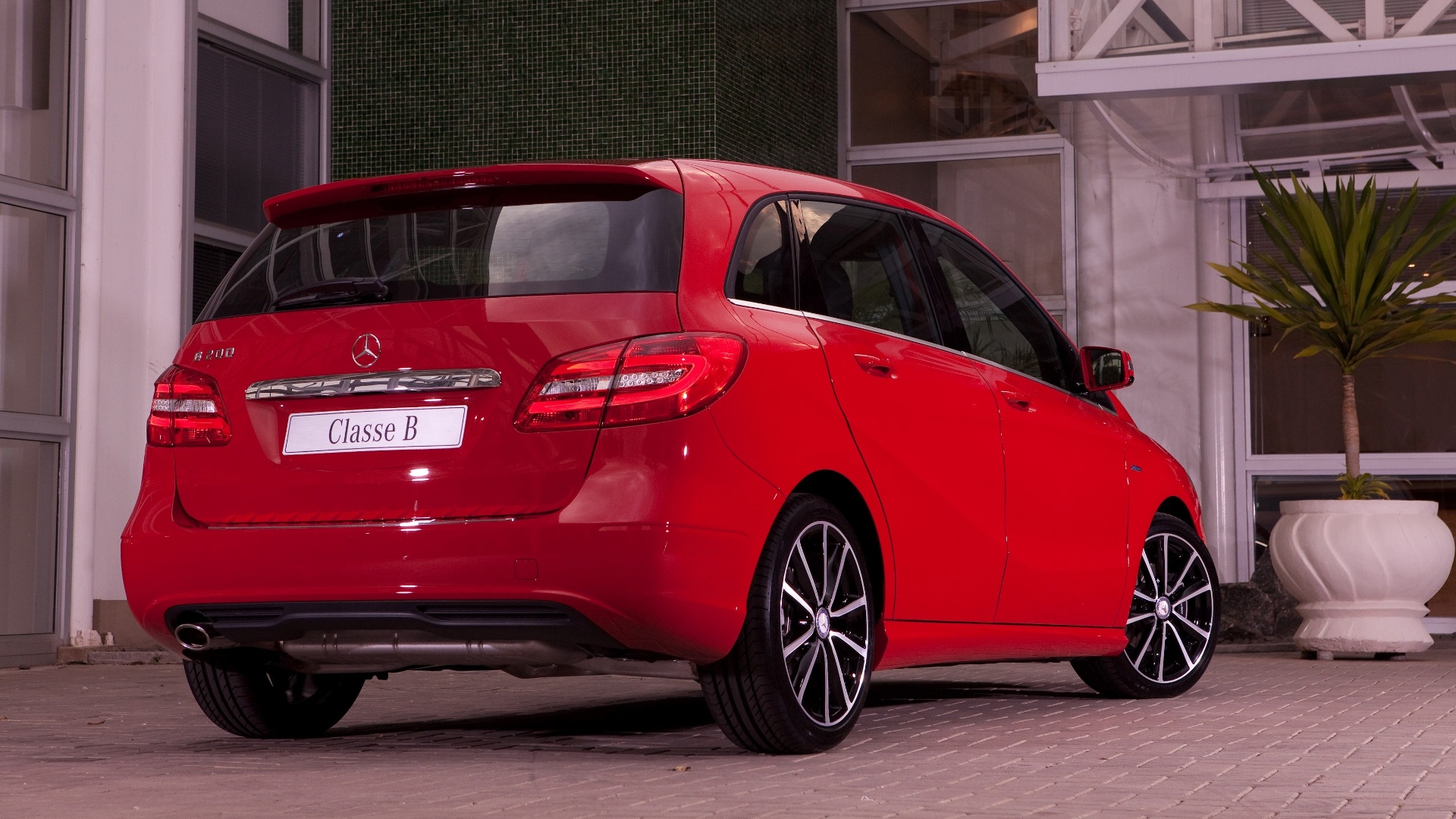 Mercedes-Benz Classe B, menos mãe e mais mano, inaugura área premium a ...