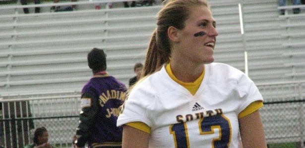 Garota de 17 anos se torna a primeira mulher quarterback no futebol ...