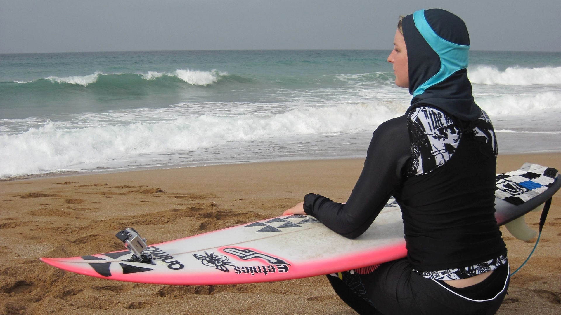 Fotos: Irlandesa é primeira mulher a surfar no Irã - 10/10/2012 - UOL ...