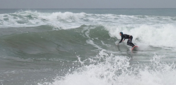 Irlandesa de 26 anos vira primeira mulher a surfar no Irã - 10/10/2012 ...