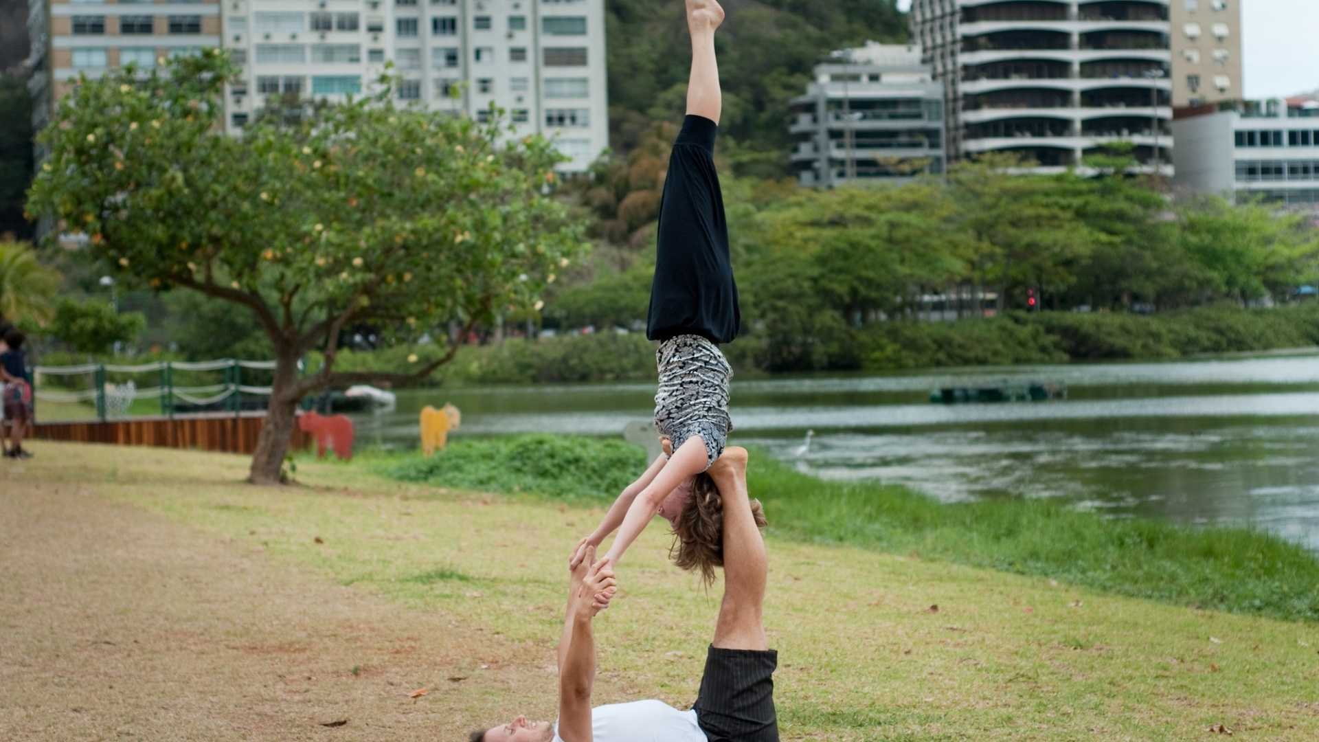 Fotos: Conheça algumas posturas da acroyoga - 24/10/2012 - UOL Notícias