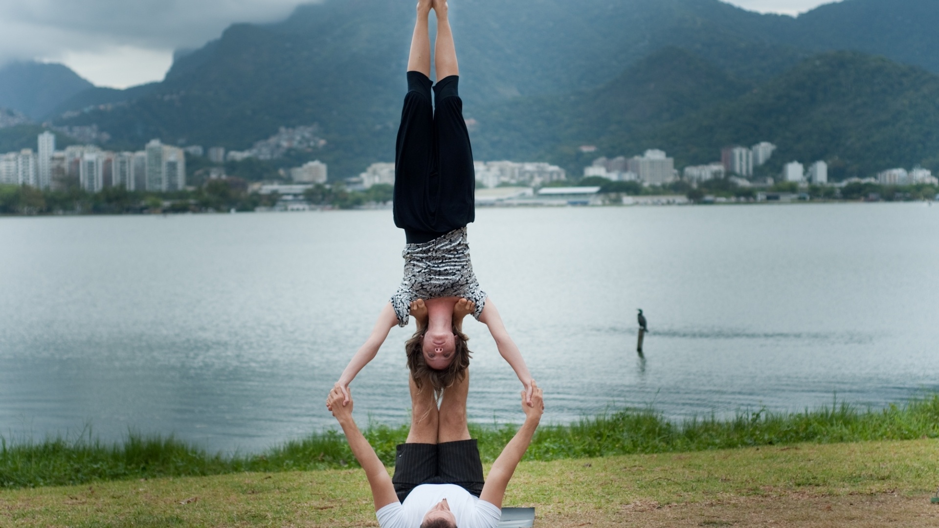 Fotos: Conheça algumas posturas da acroyoga - 24/10/2012 - UOL Notícias