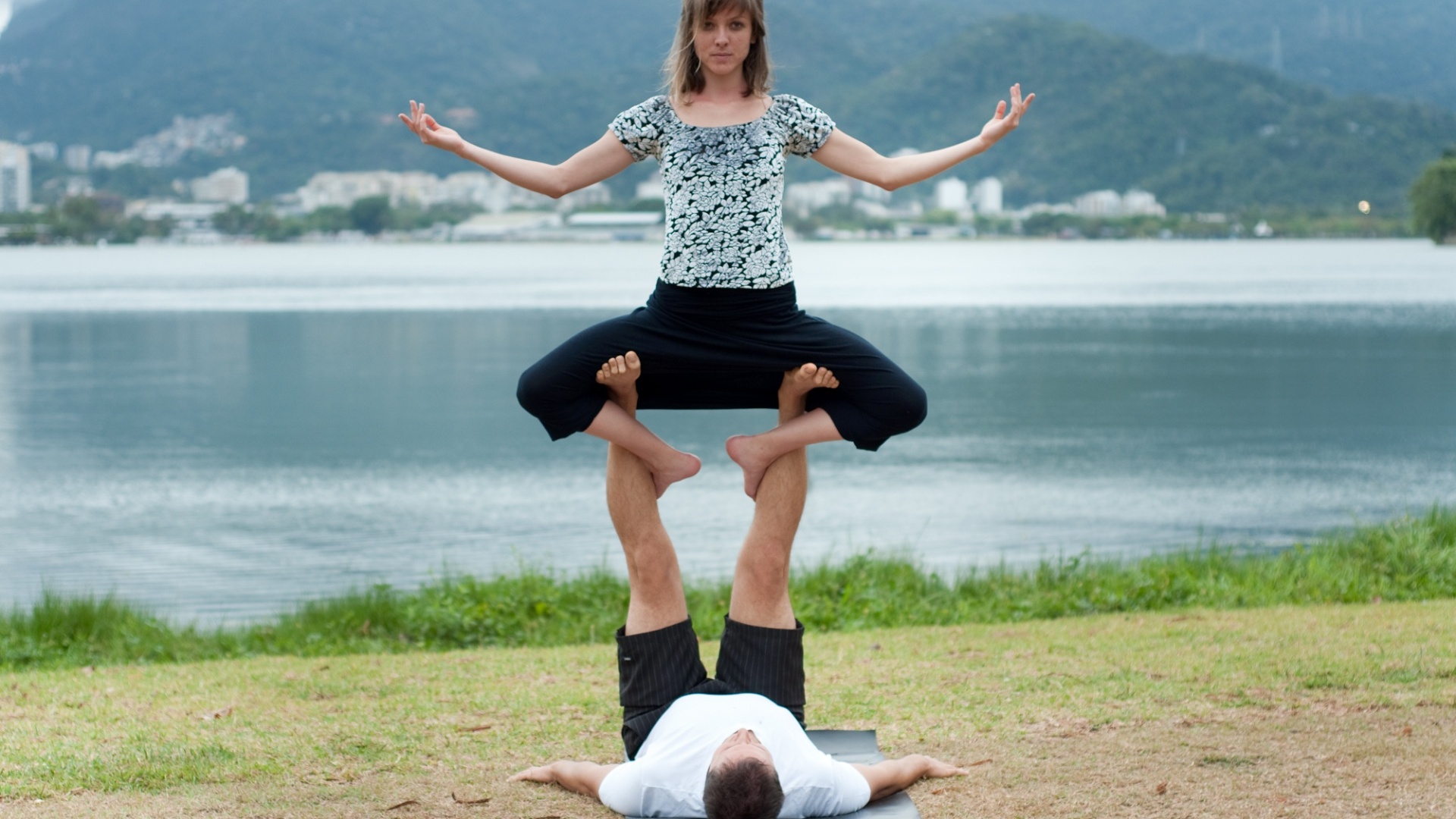 Fotos: Conheça algumas posturas da acroyoga - 24/10/2012 - UOL Notícias