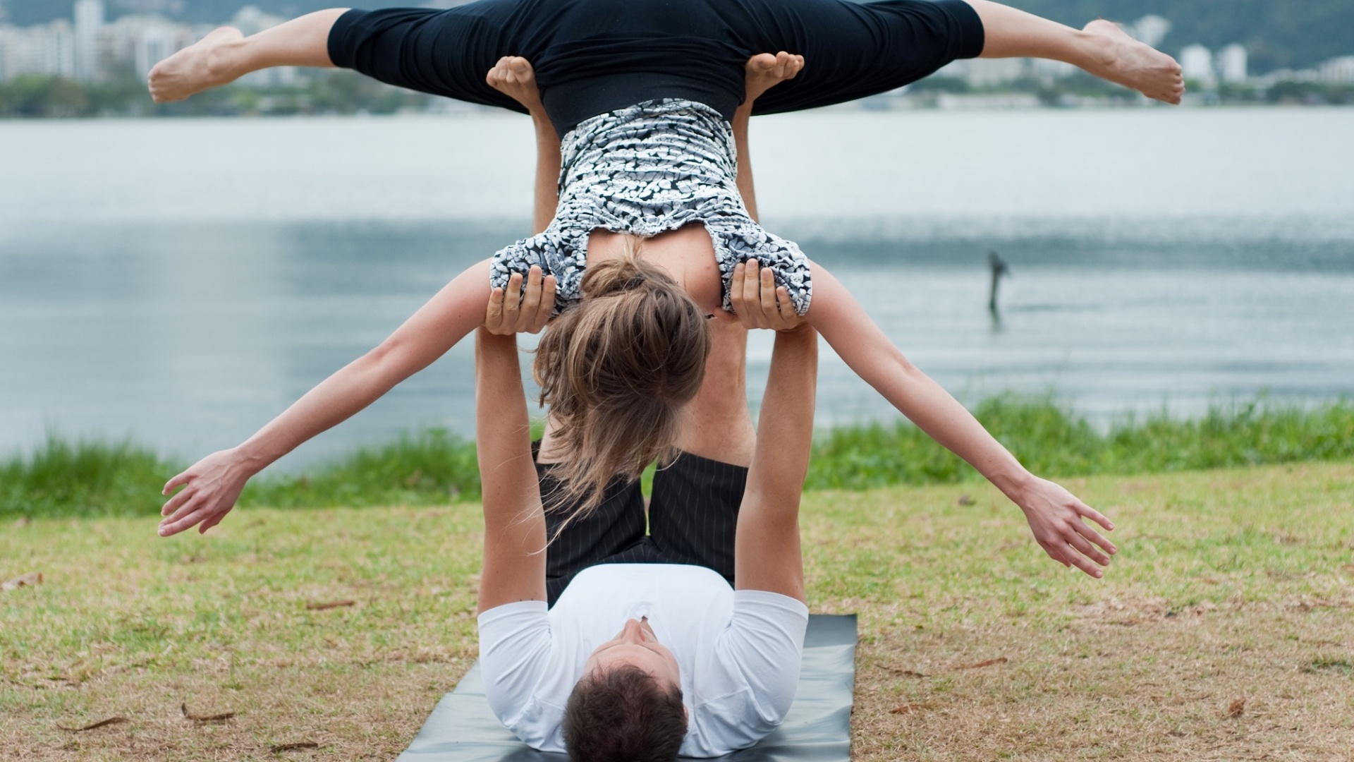 Fotos: Conheça algumas posturas da acroyoga - 24/10/2012 - UOL Notícias