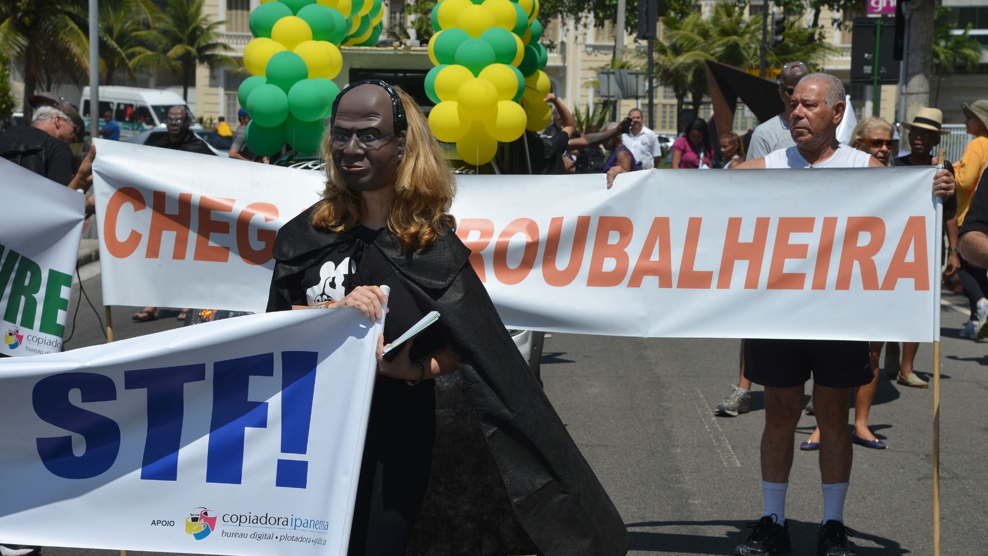 Fotos Com Máscaras E Cartazes Manifestantes Apoiam Julgamento Do