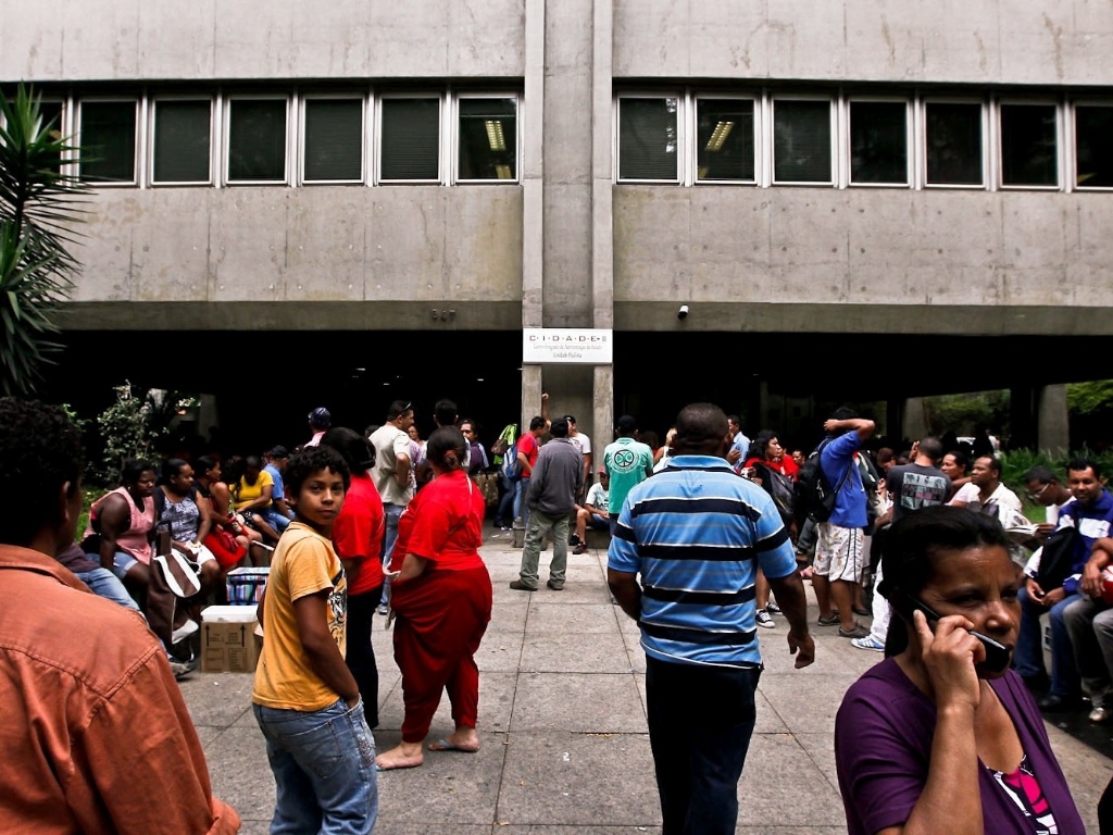 Fotos: Movimento dos Trabalhadores Sem Teto invade prédio do Estado no ...