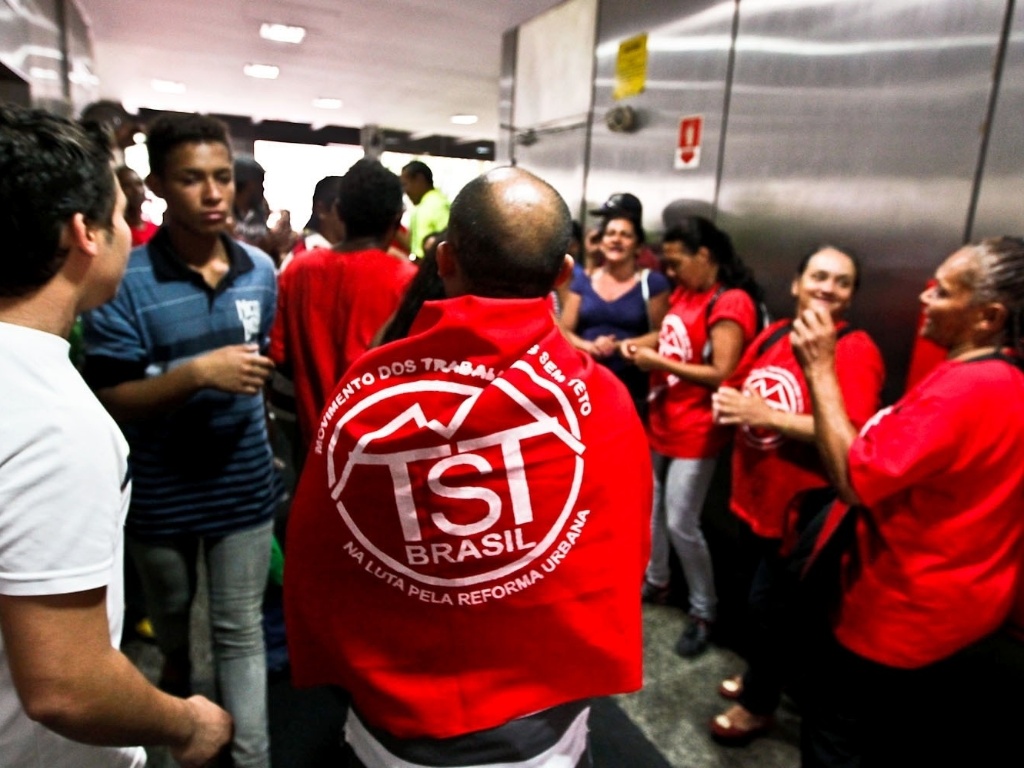 Fotos: Movimento dos Trabalhadores Sem Teto invade prédio do Estado no ...