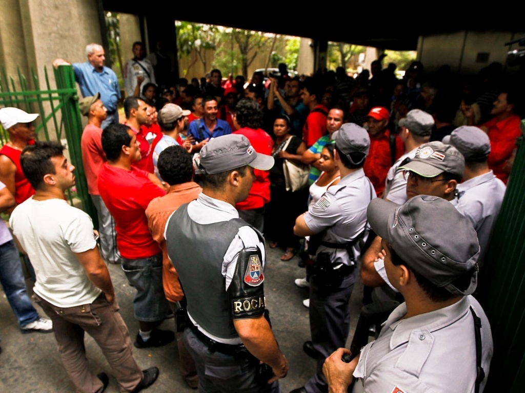 Fotos: Movimento dos Trabalhadores Sem Teto invade prédio do Estado no ...