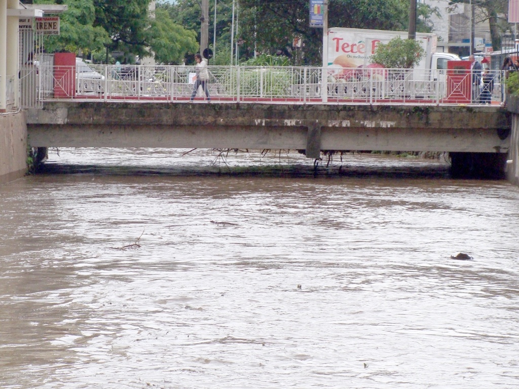 Fotos: Temporal deixa cidades no Rio de Janeiro em alerta máximo - 13 ...