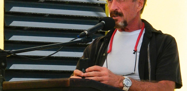 Fotos: John McAfee, fundador da empresa de antivírus, foge em Belize ...