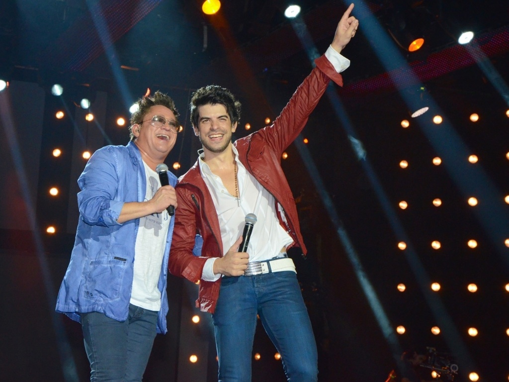 Fotos: Leonardo faz participação especial em show do cantor sertanejo ...