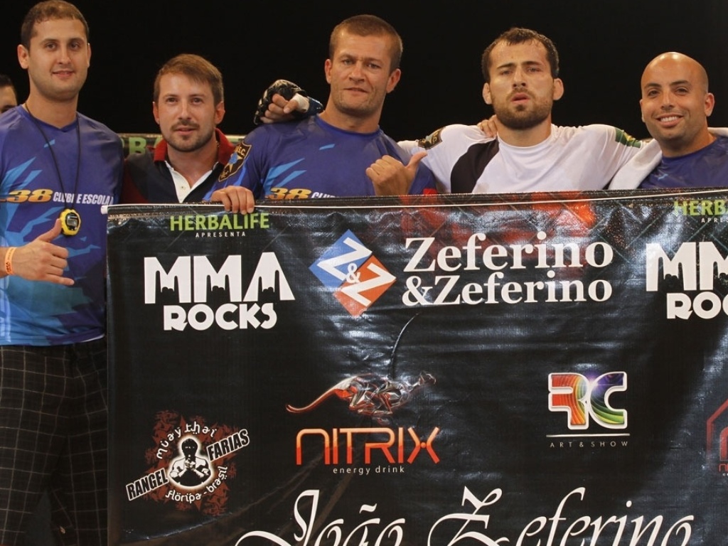 Em evento de MMA, rock e stand up, público diz que luta parece "Xou da ...