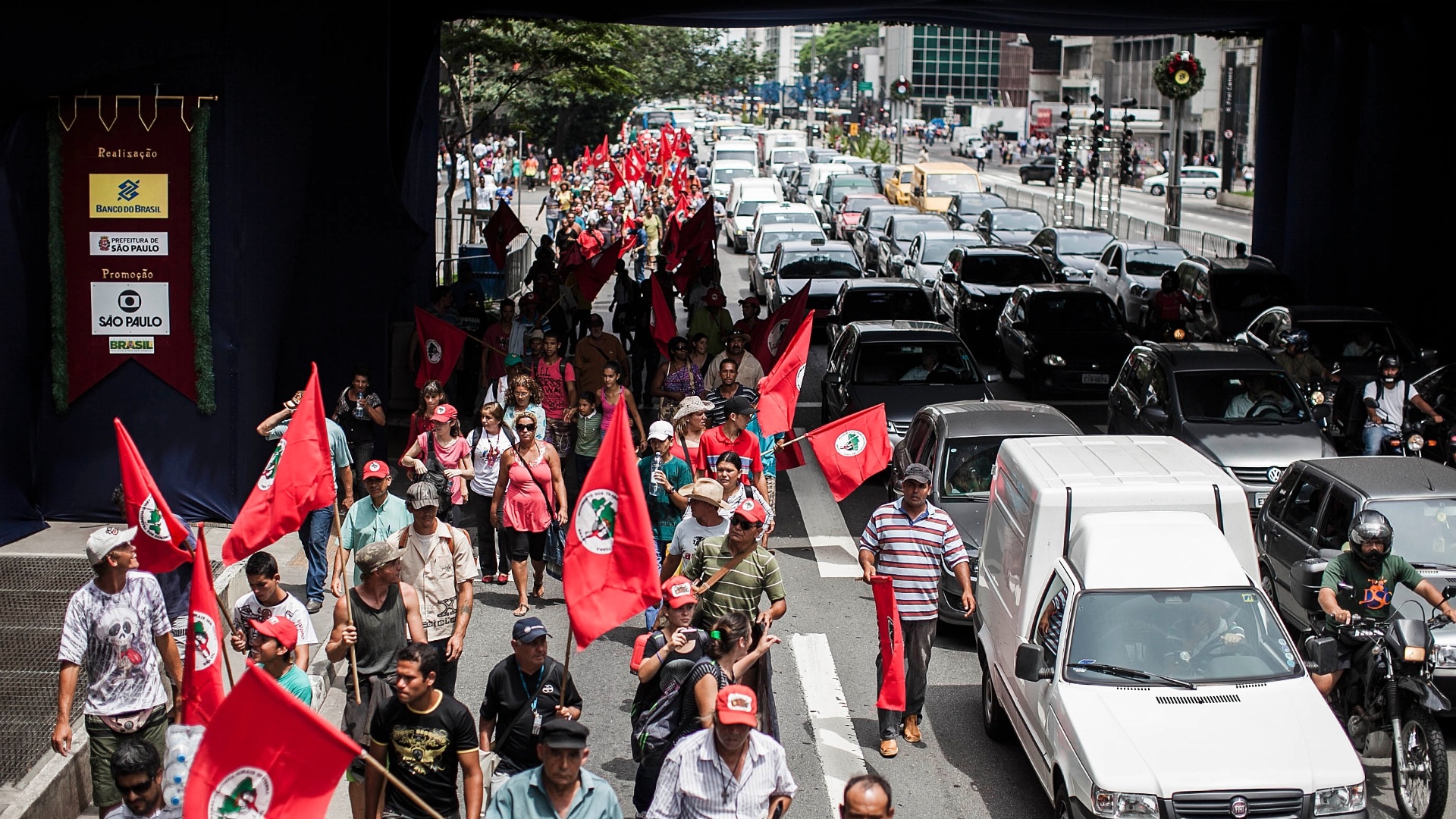 Fotos: MST protesta na avenida Paulista contra reintegração de posse em ...