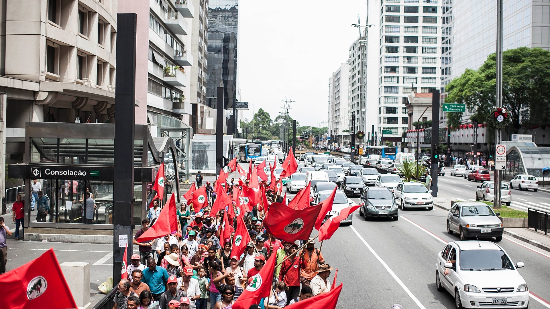 Fotos: MST protesta na avenida Paulista contra reintegração de posse em ...
