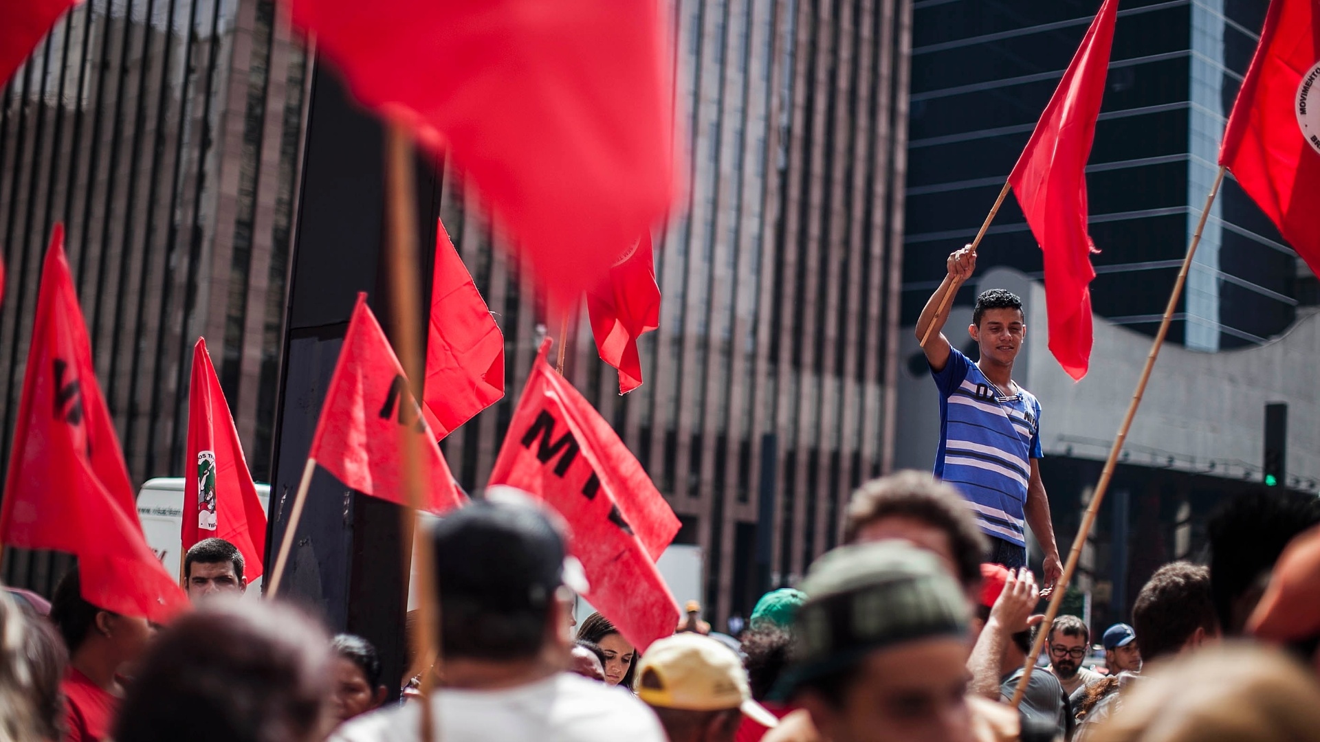 Fotos: MST protesta na avenida Paulista contra reintegração de posse em ...