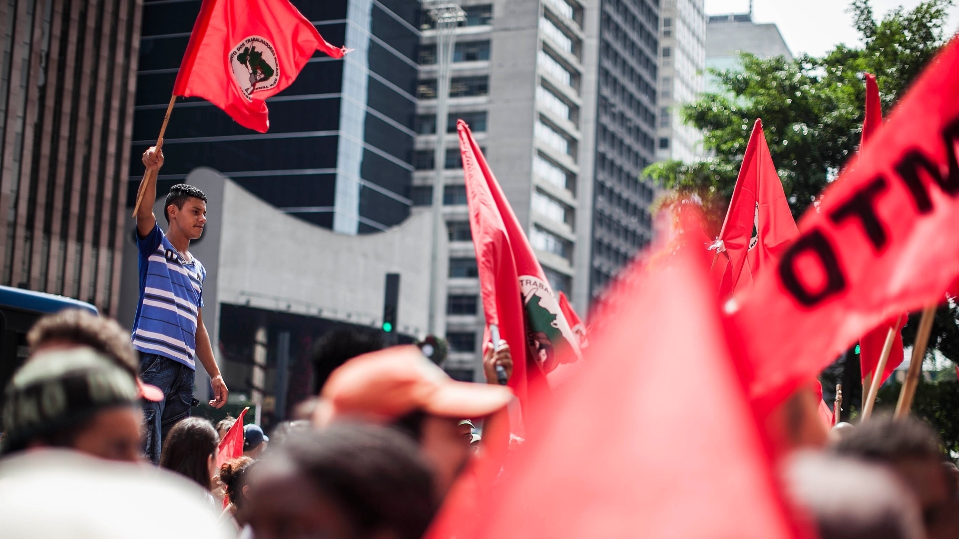Fotos: MST protesta na avenida Paulista contra reintegração de posse em ...