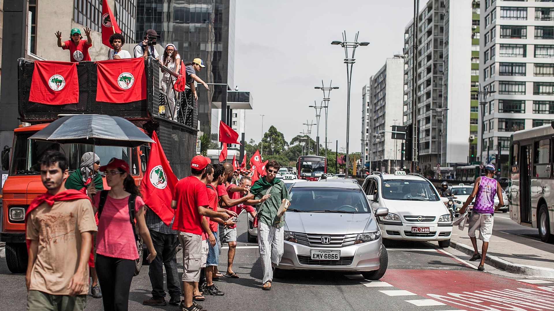 Fotos: MST protesta na avenida Paulista contra reintegração de posse em ...