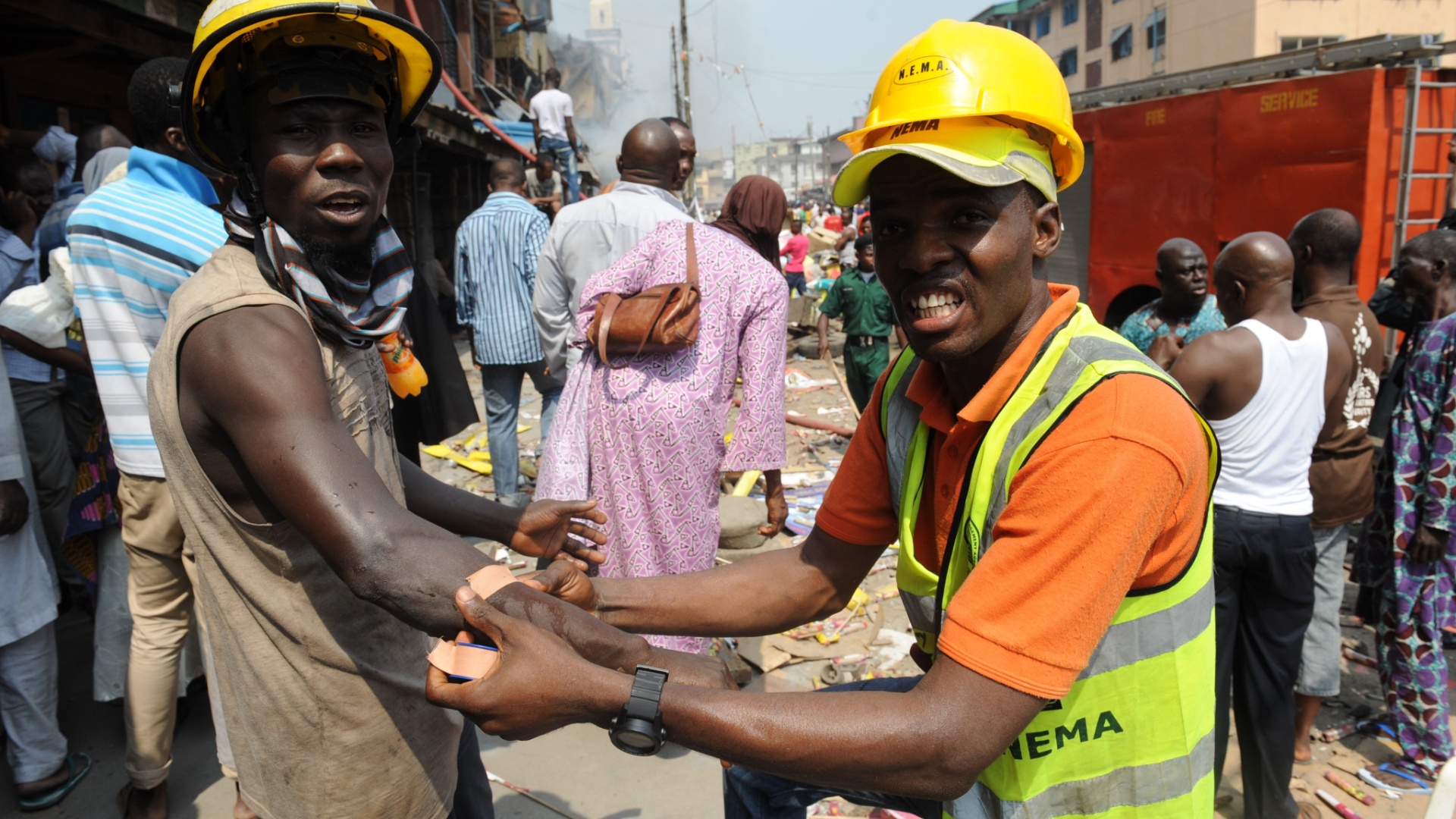 Fotos: Incêndio deixa um morto e 30 feridos em cidade da Nigéria - 26 ...