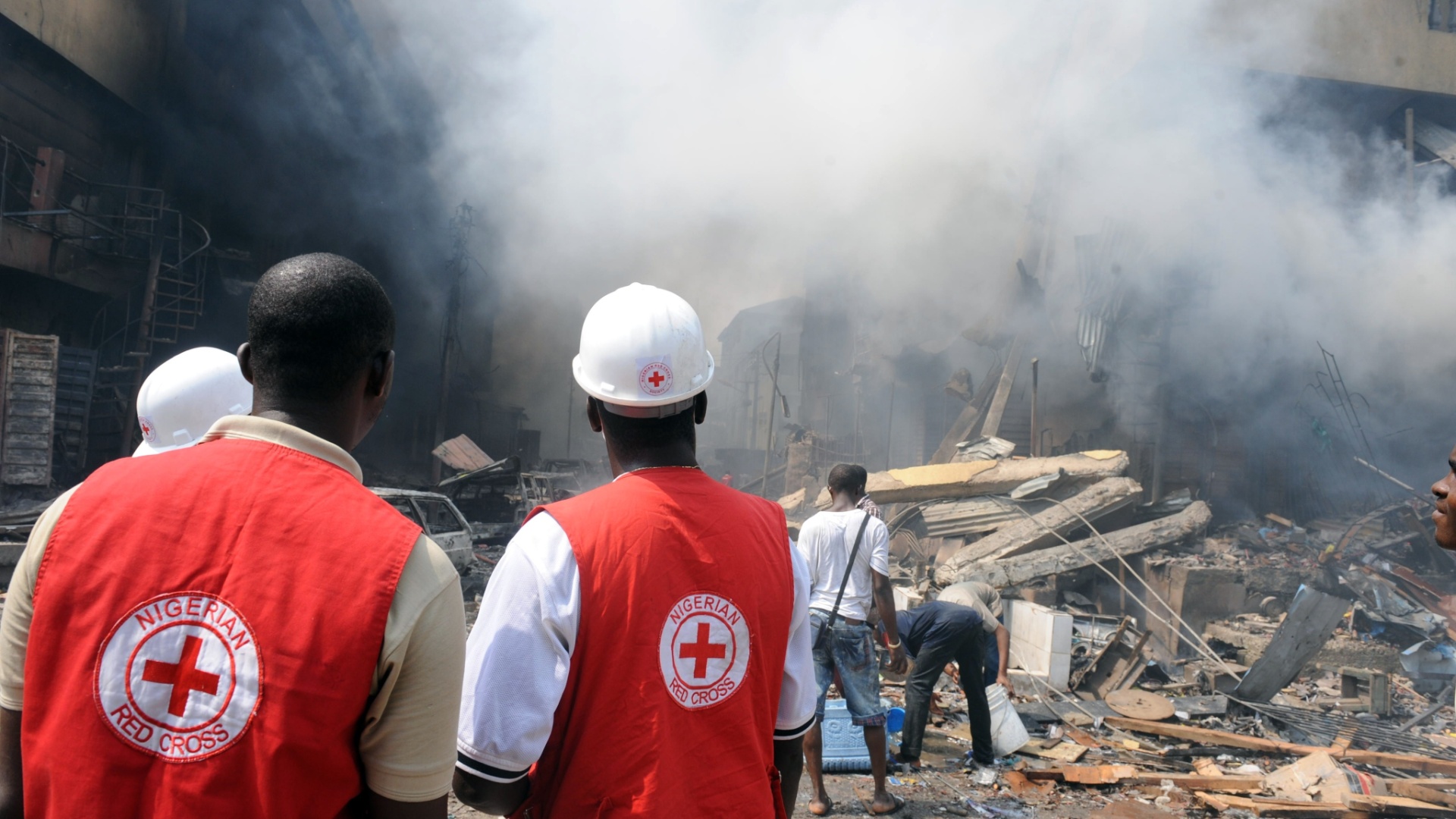 Fotos: Incêndio deixa um morto e 30 feridos em cidade da Nigéria - 26 ...
