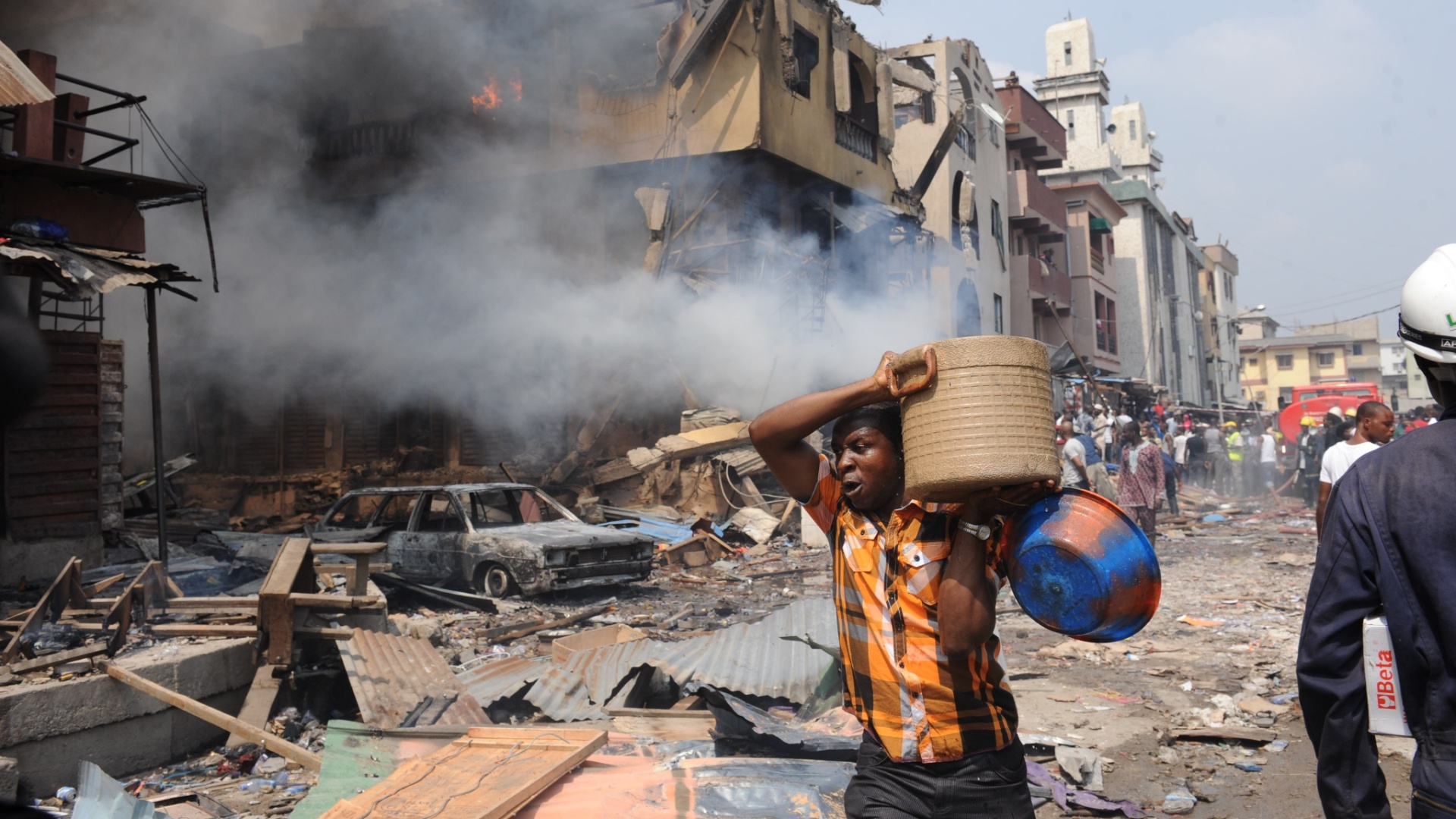 Fotos: Incêndio deixa um morto e 30 feridos em cidade da Nigéria - 26 ...