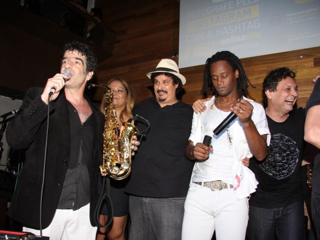 Fotos: Di Ferrero faz participação especial em show de Toni Garrido e ...