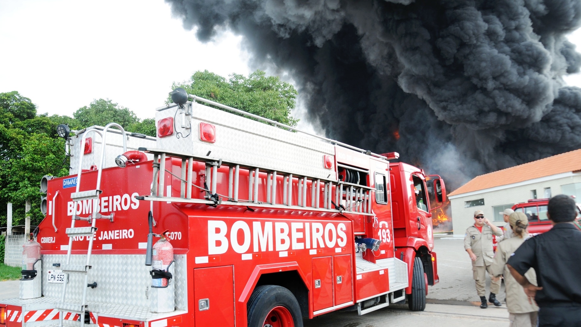 Fotos: Incêndio atinge galpão de óleo no Rio de Janeiro - 02/01/2013 ...