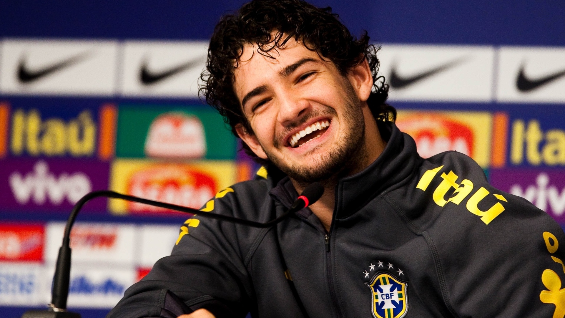 Alexandre Pato abaixa o calção em campo e quase mostra 'mais do que ...
