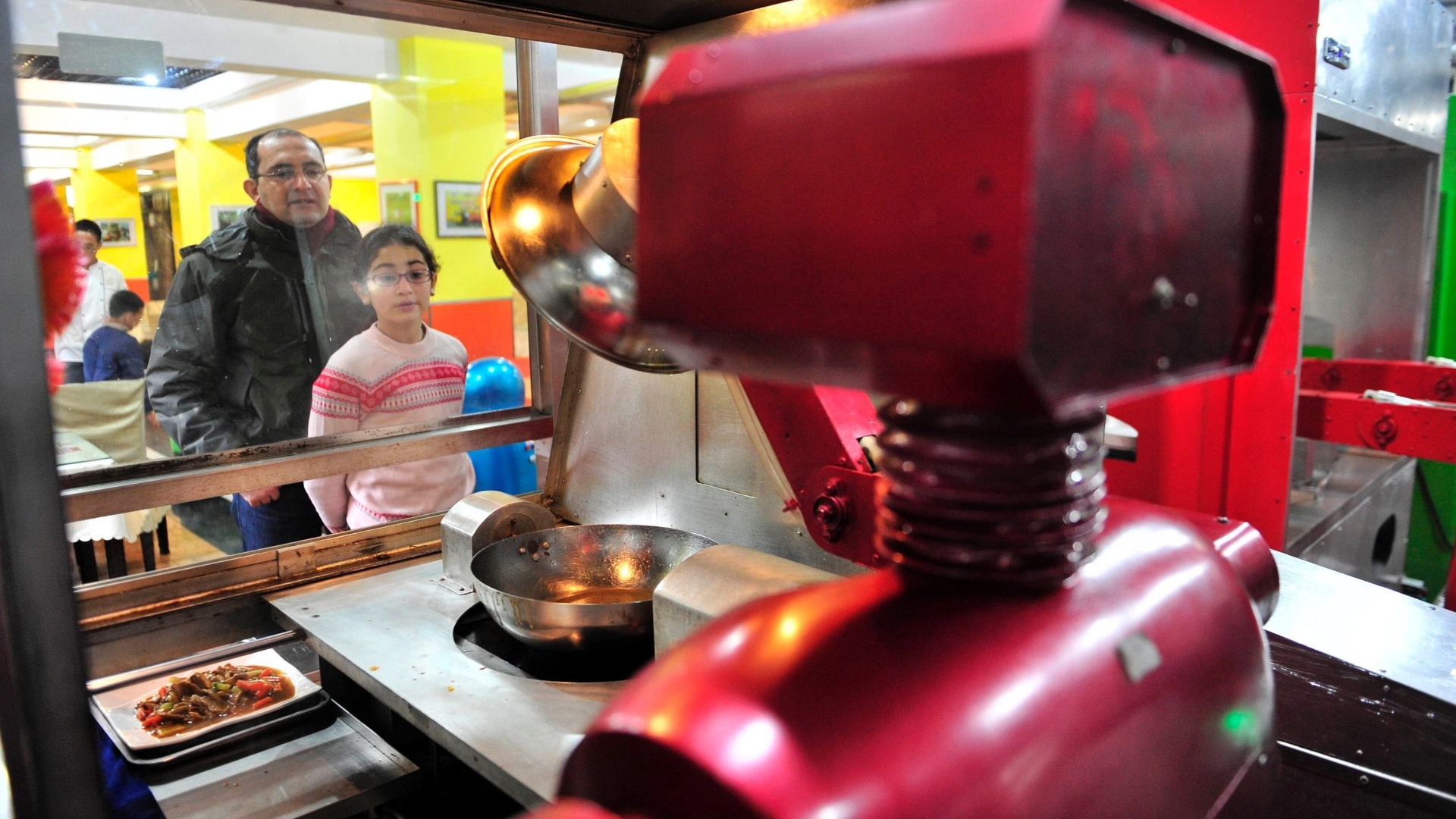 Fotos: 20 robôs servem comida e cozinham em restaurante na China; veja ...