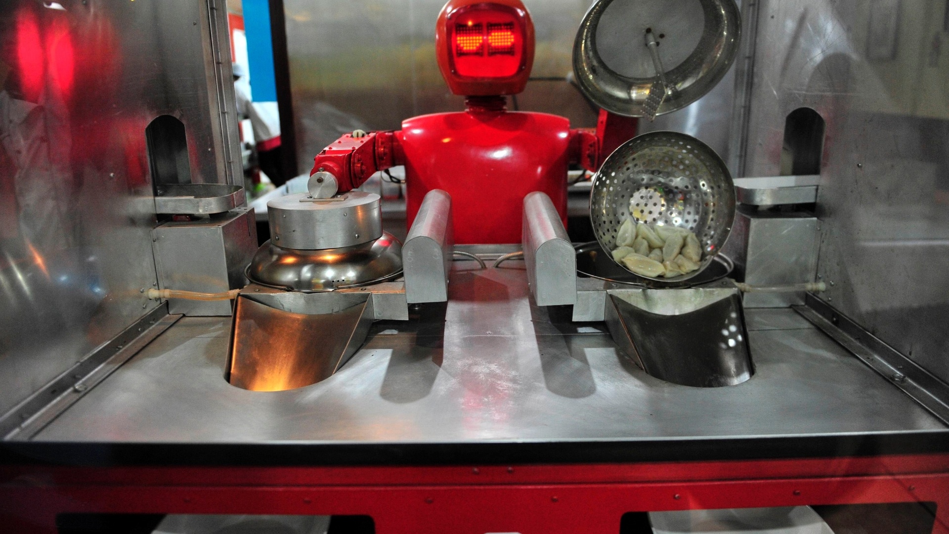 Fotos: 20 robôs servem comida e cozinham em restaurante na China; veja ...