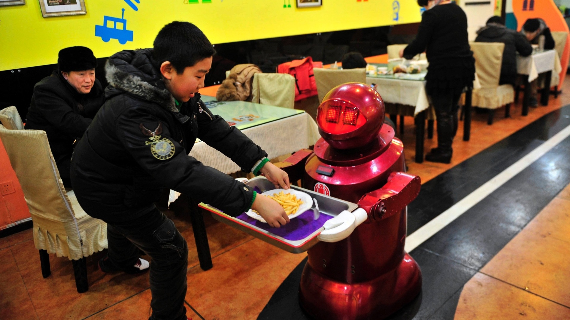 Fotos: 20 robôs servem comida e cozinham em restaurante na China; veja ...