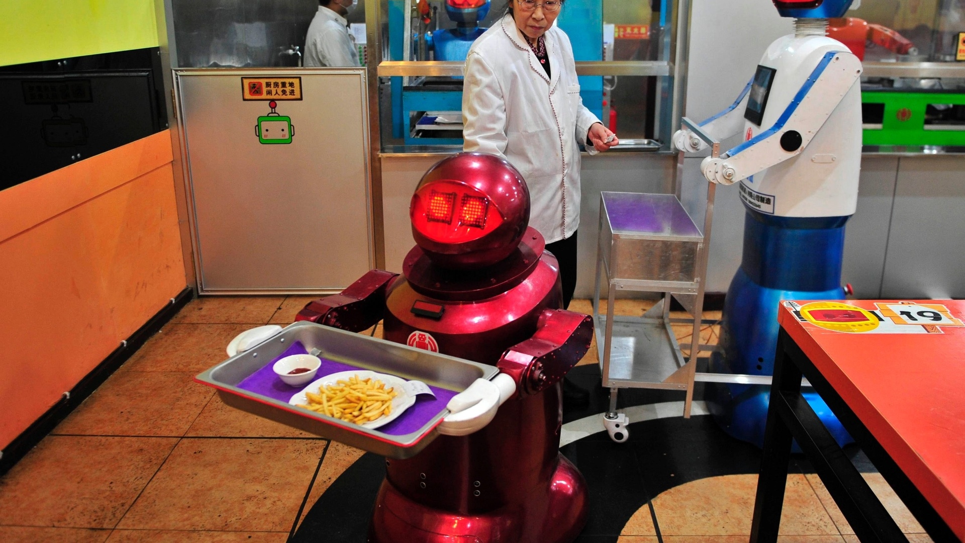Fotos: 20 robôs servem comida e cozinham em restaurante na China; veja ...