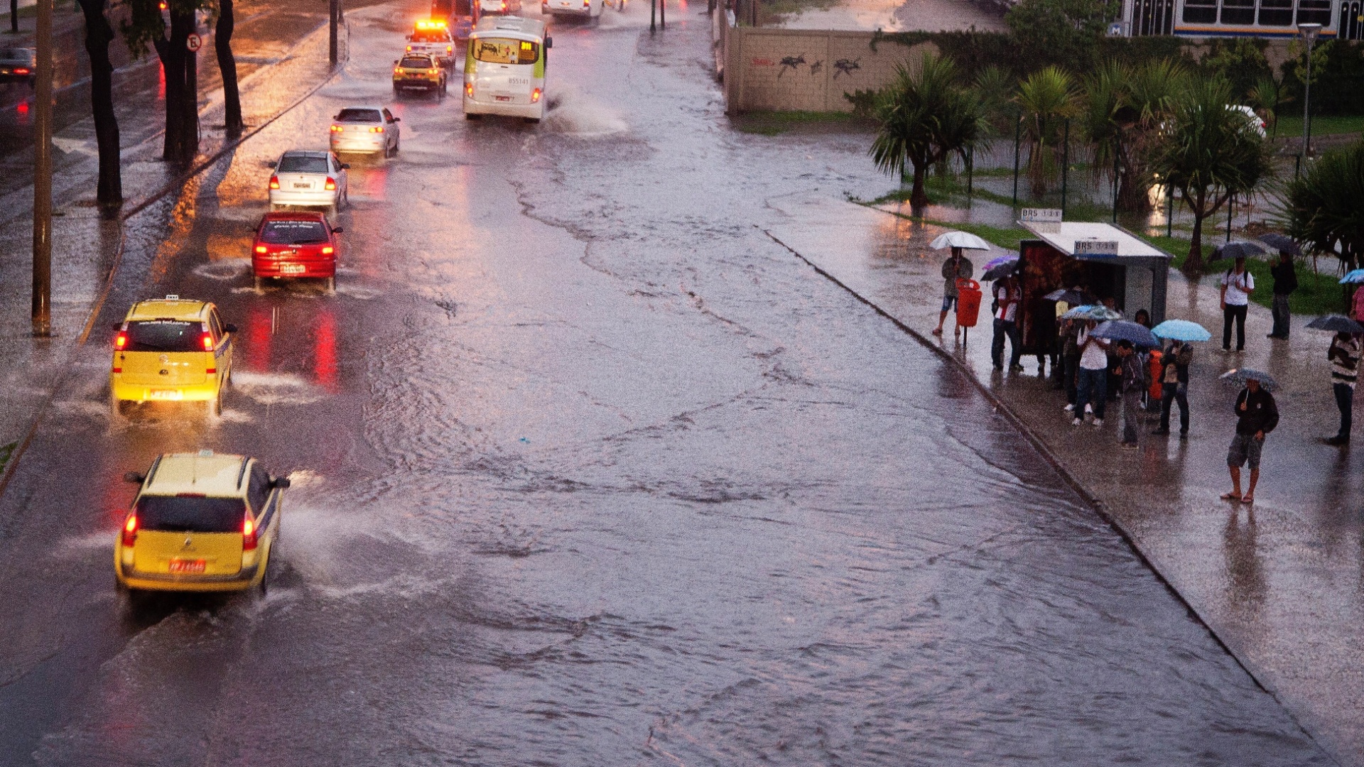 Temporal deixa ruas alagadas e interrompe serviços públicos no Rio; na ...