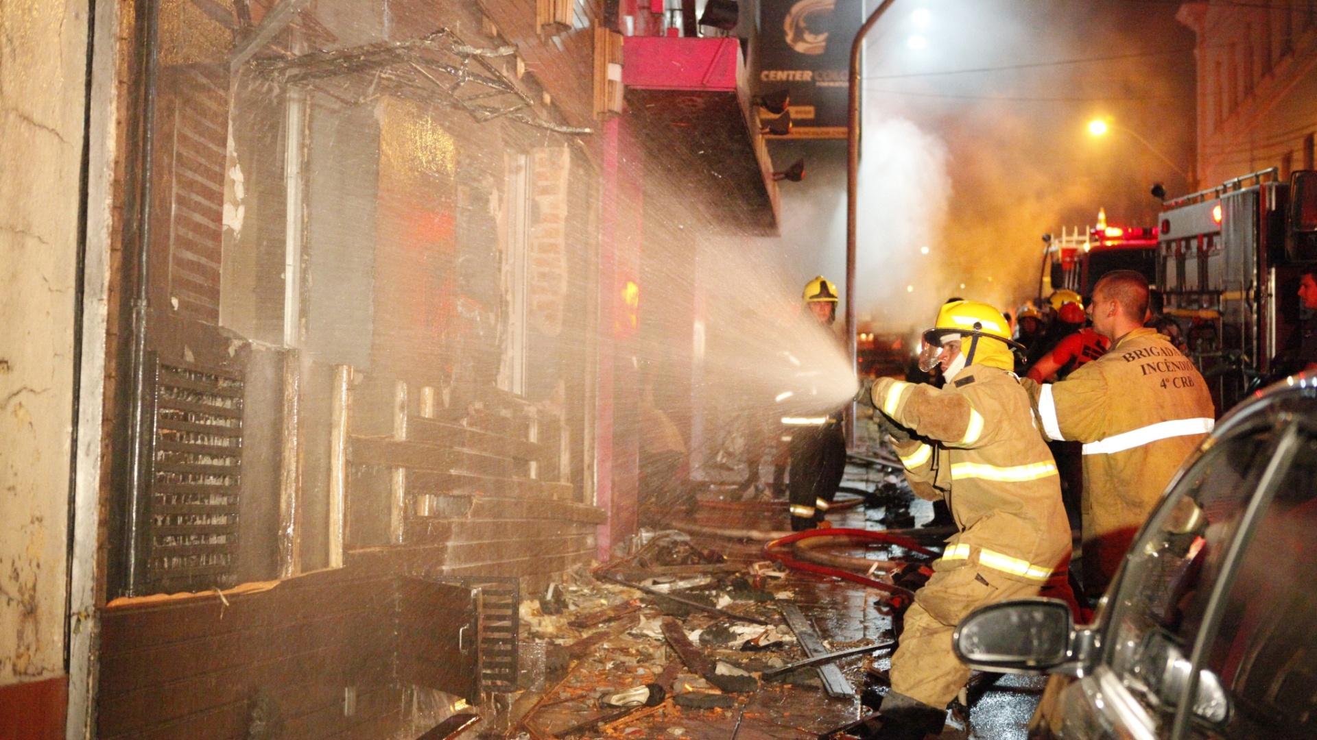 Gás tóxico liberado na queima de espuma é a causa de mortes na boate ...