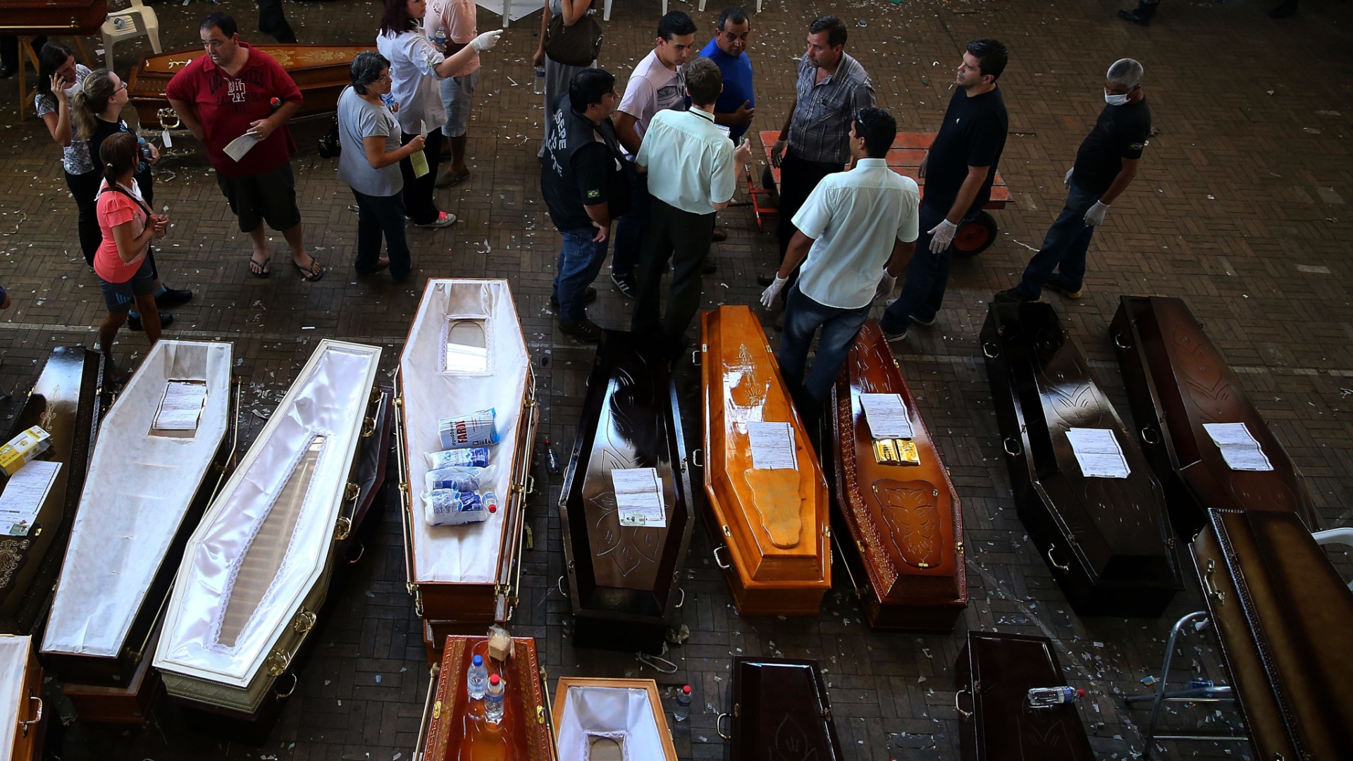 "Vai minha filha, me espera", diz mãe em enterro de capitã do Exército ...