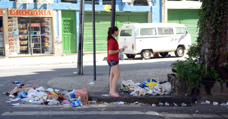 Lixo nas ruas do Rio no pós-Carnaval carioca - Fotos - UOL Notícias