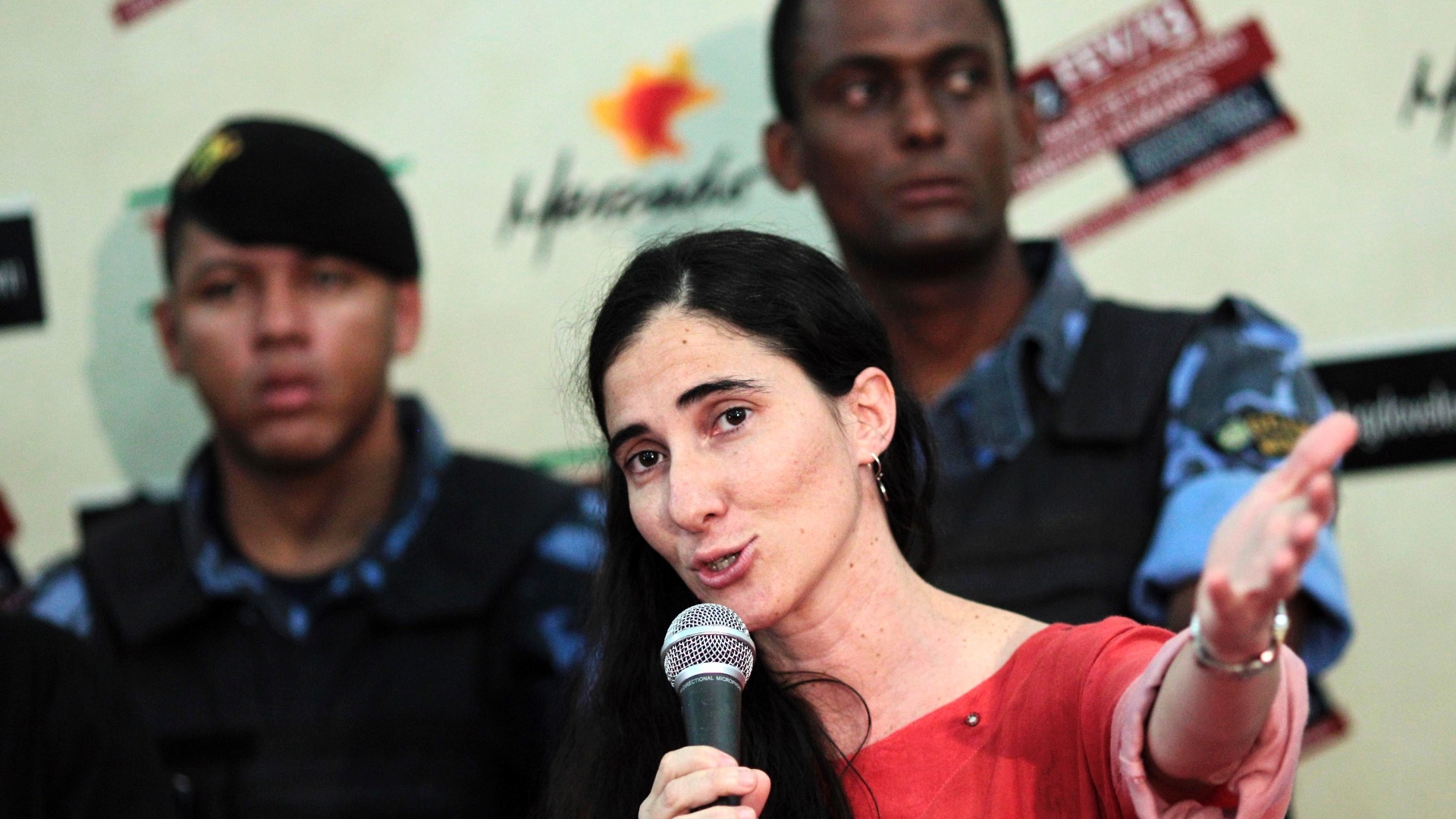 Yoani Sánchez compara manifestantes que protestaram contra ela no ...