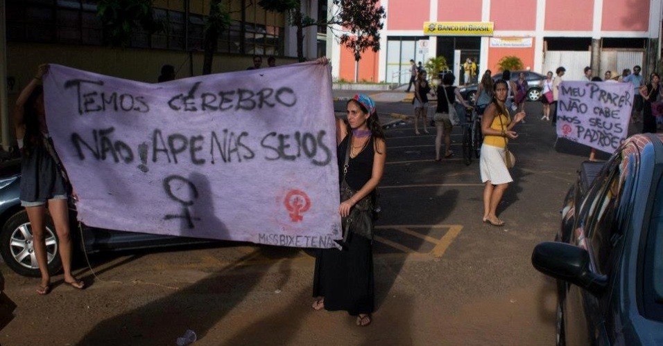 Fotos Alunos Da Usp Ficam Pelados Para Hostilizar Feministas Em São