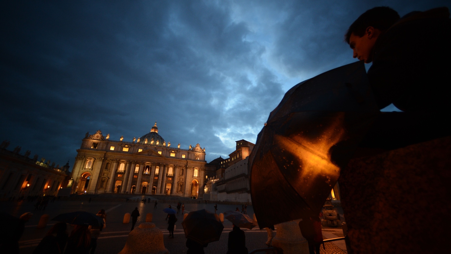 Fotos: Vaticano se prepara para o Conclave - 11/03/2013 - UOL Notícias
