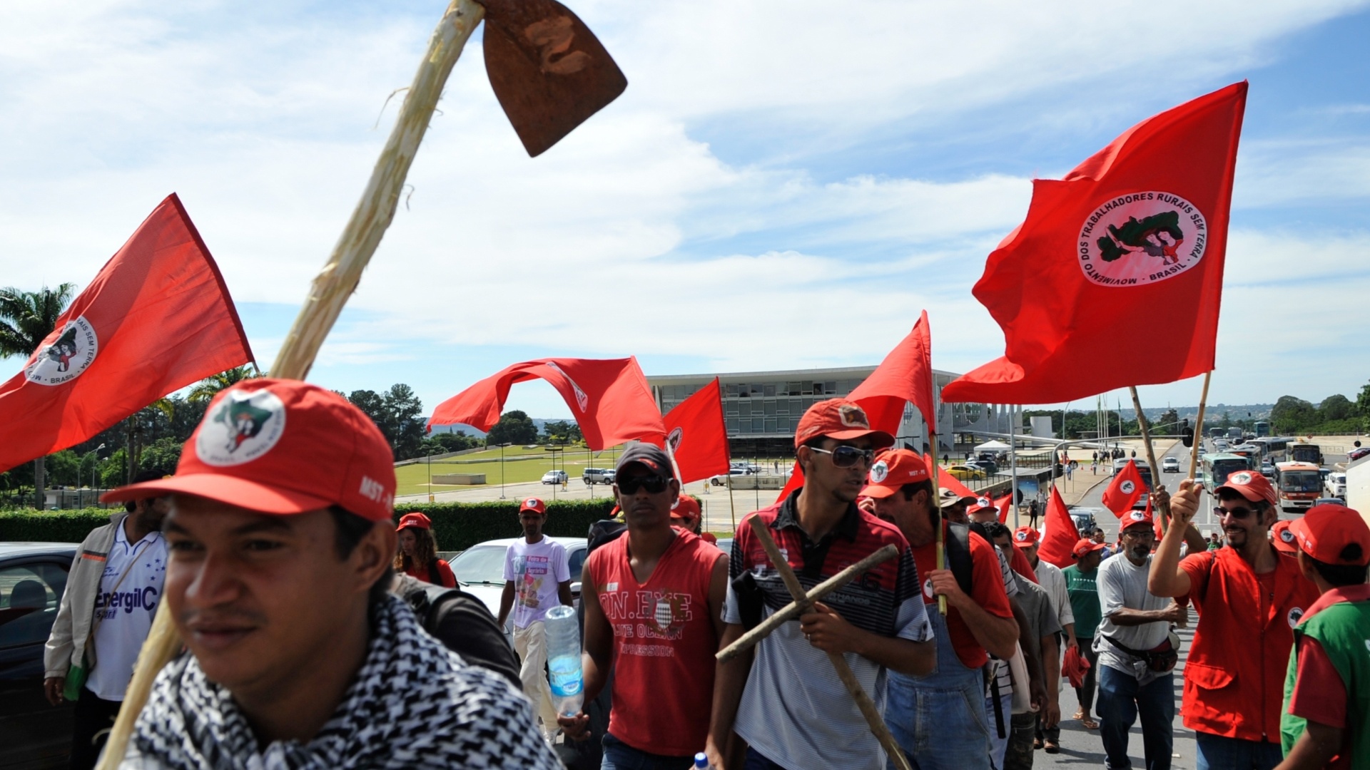 Fotos: Sem-terra realizam manifestações pelo país - 16/04/2012 - UOL ...