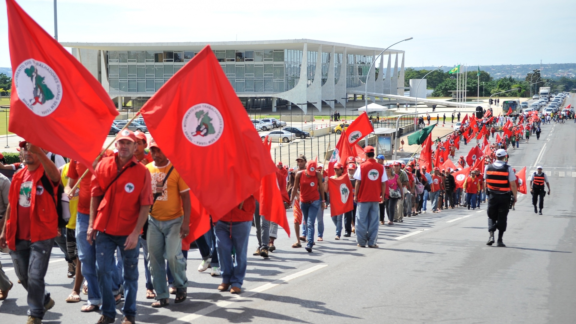 Fotos: Sem-terra realizam manifestações pelo país - 16/04/2012 - UOL ...