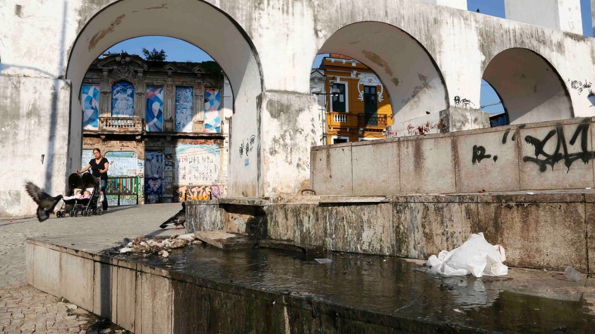 Fotos: Famosa pela boemia, Lapa, no Rio, vira "campo minado" de esgoto ...