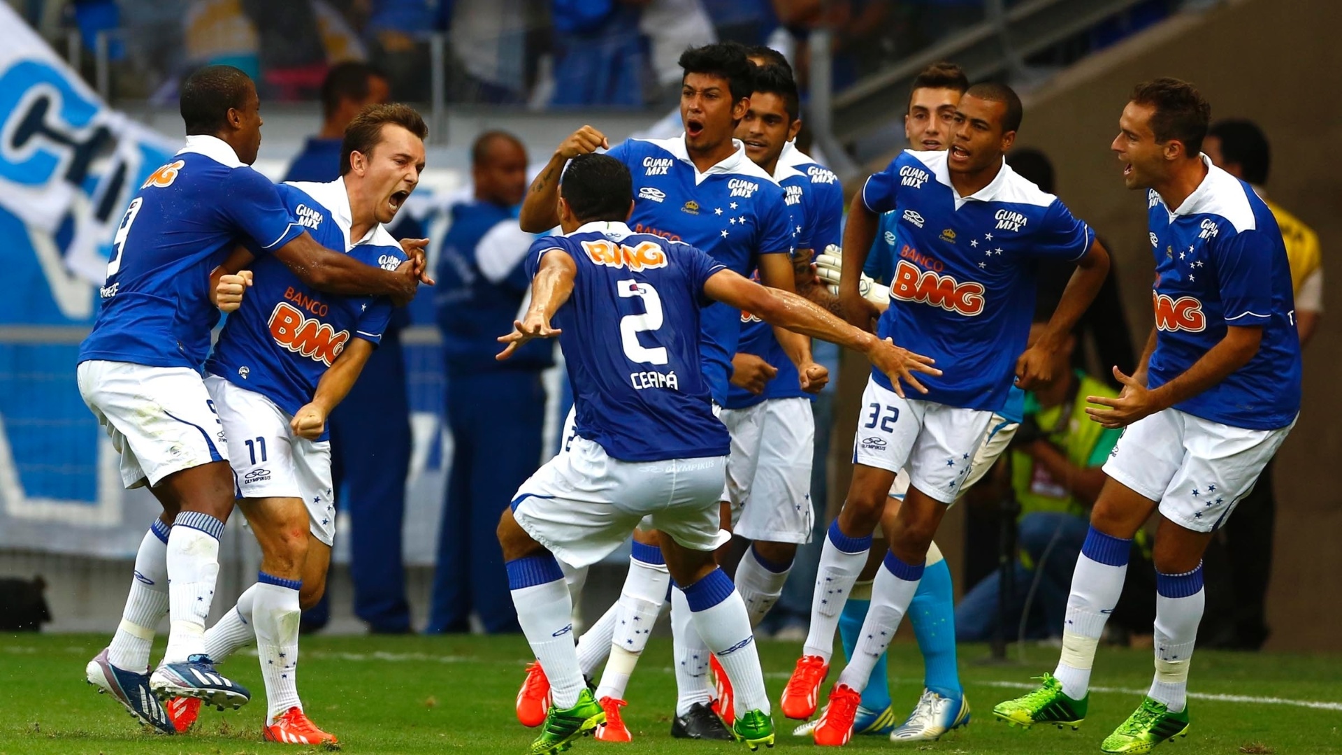 Torcida do Cruzeiro manda recado ao rival, em mosaico: "Mineirão é ...