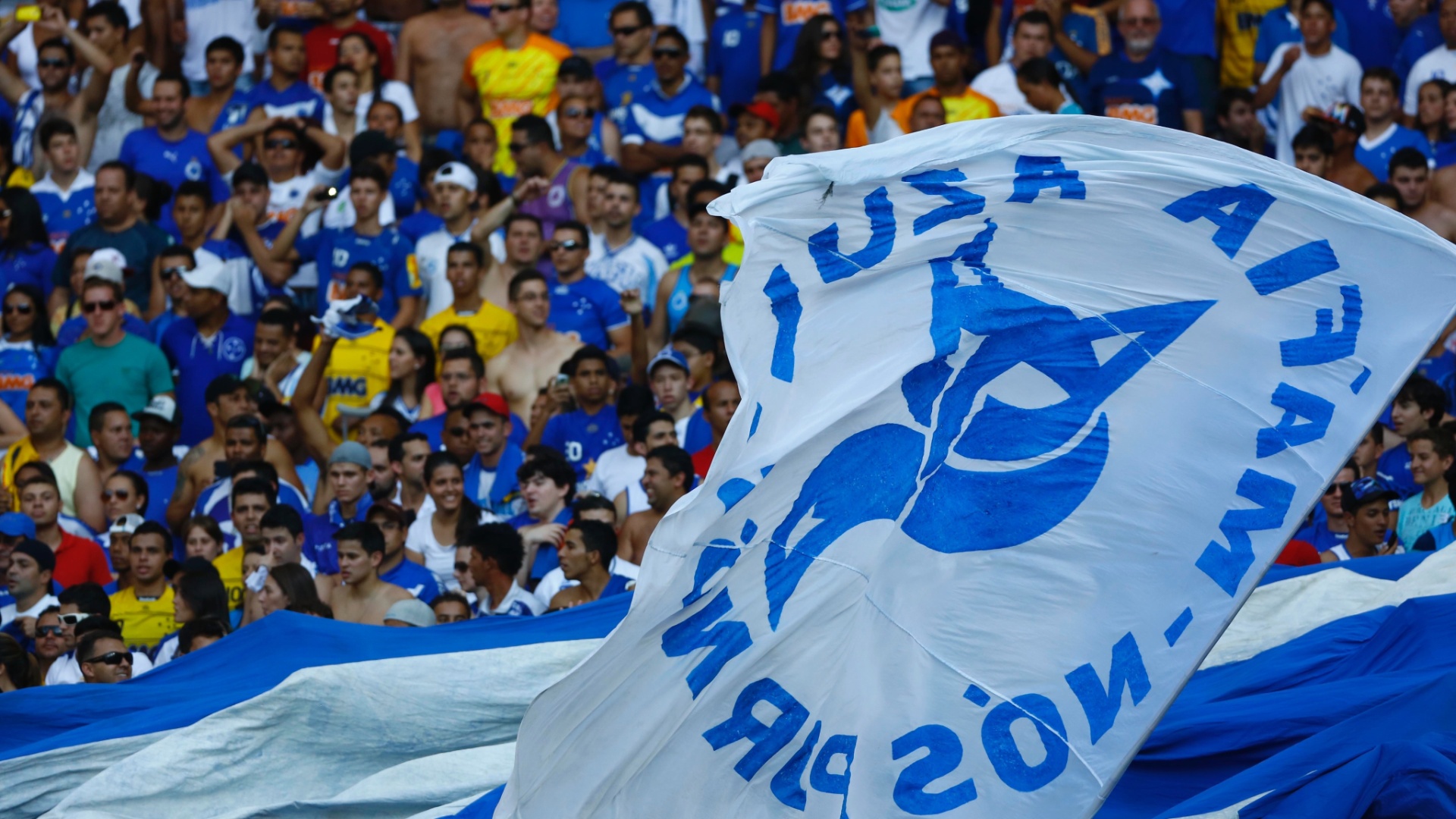 Torcida do Cruzeiro manda recado ao rival, em mosaico: "Mineirão é ...