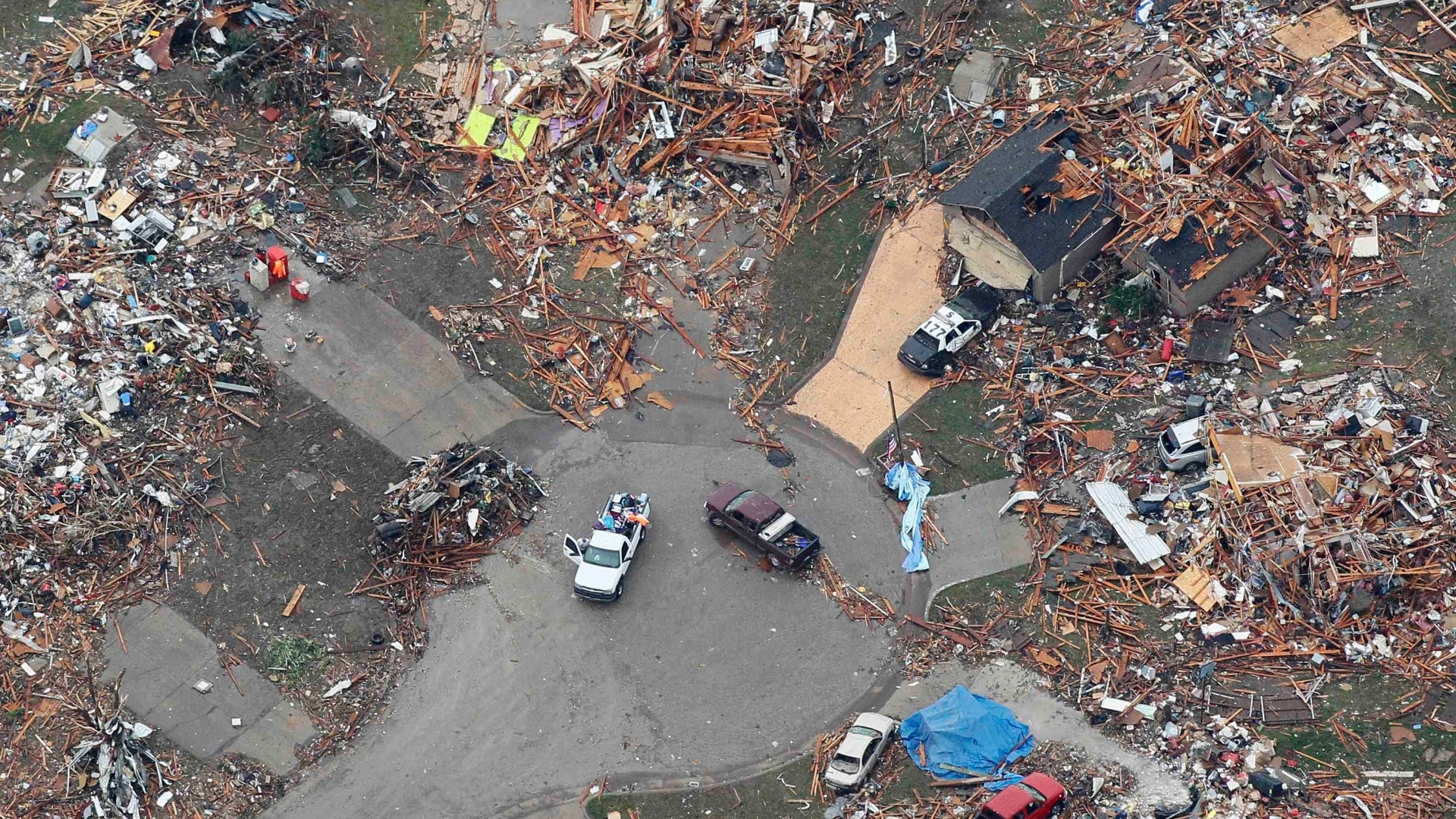Fotos: Fotos aéreas mostram destruição provocada por tornado em ...
