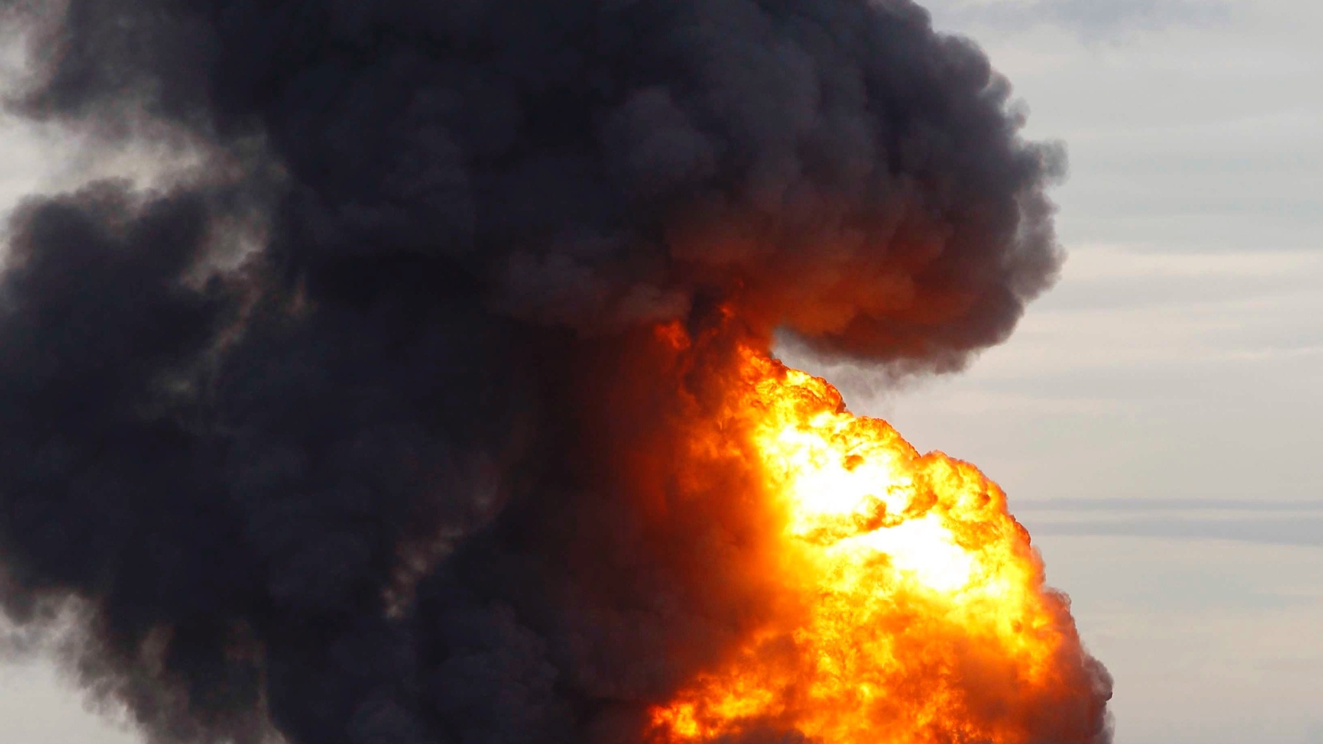 Fotos: Incêndio de grandes proporções destrói depósito de combustíveis ...