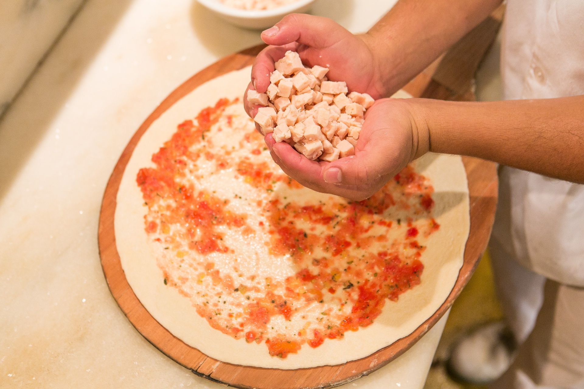 Fotos: Aprenda como fazer a Pizza Módena, com frango defumado e tomate ...