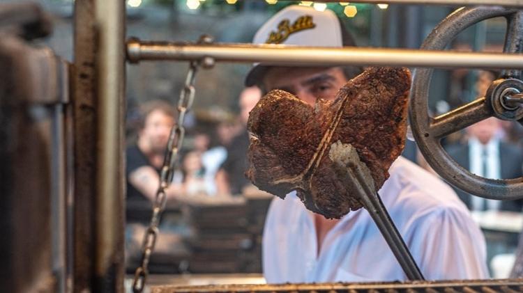 Como defumar carne: aprenda a nova técnica entre churrasqueiros